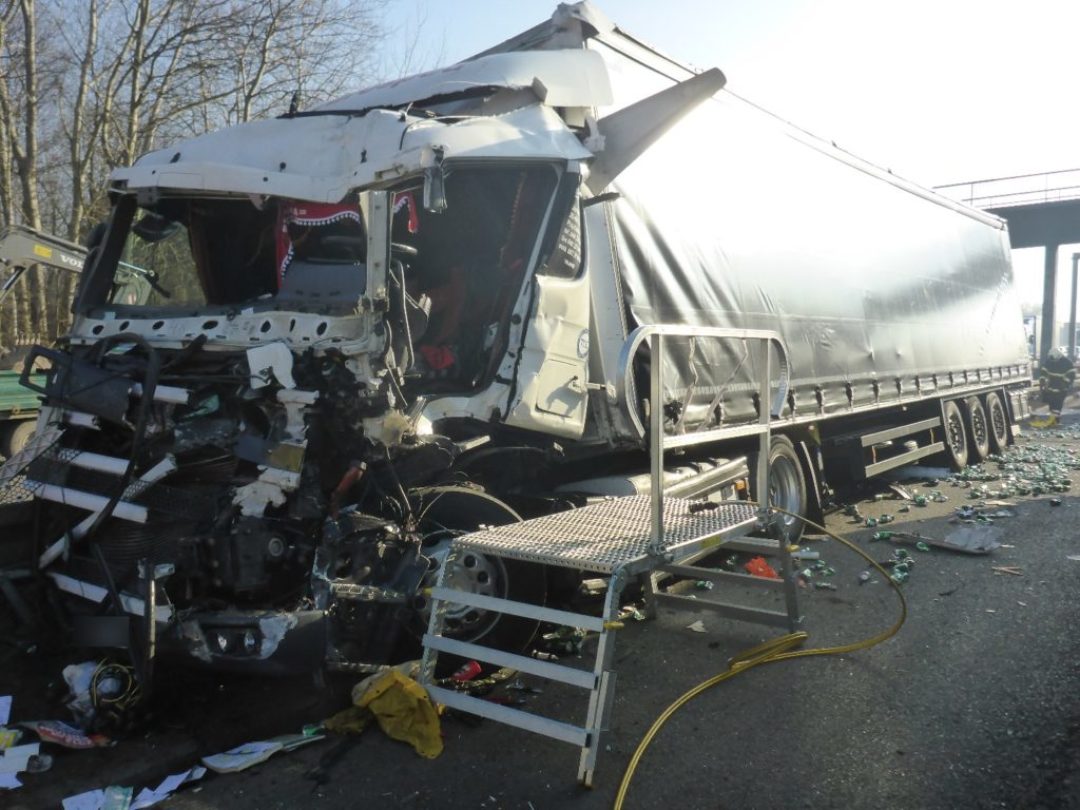 Nr. 029: LKW-Fahrer nach Unfall schwer eingeklemmt - Feuerwehr Lehrte