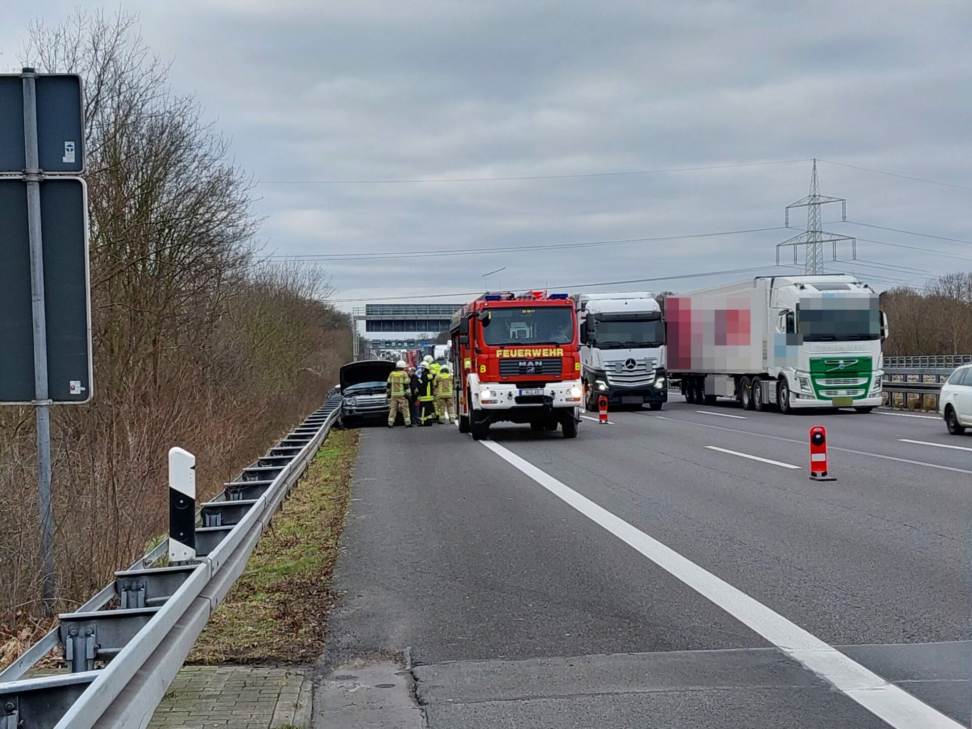 Verkehrsunfall, PKW durch die Leitplanke - Feuerwehr Lehrte
