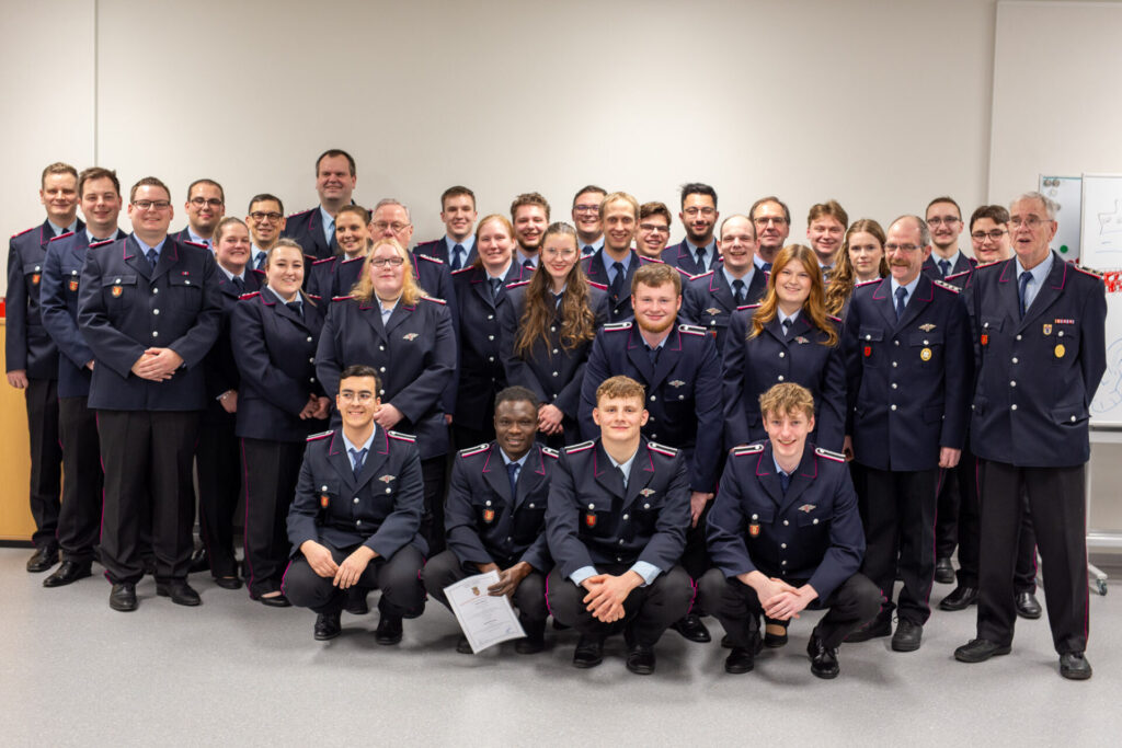 Ehrungen und Beförderungen auf der Jahreshauptversammlung der Feuerwehr ...
