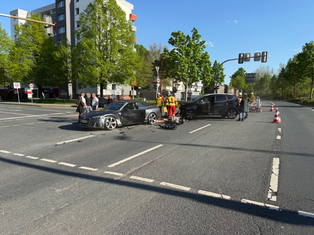 Verkehrsunfall auf Kreuzung - Feuerwehr Lehrte